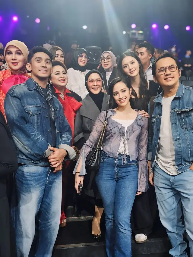 6 Potret Marini Zumarnis di Acara Gadis Sampul 2024, Temani Daffa Wardhana Jadi Juri - Hot ...