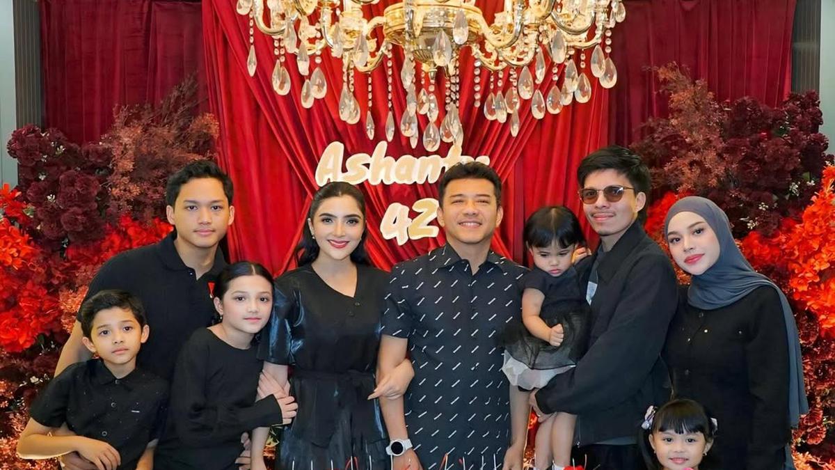 Gaya Kompak Keluarga Ashanty di Pesta Ultahnya yang ke-42, Serasi dalam ...