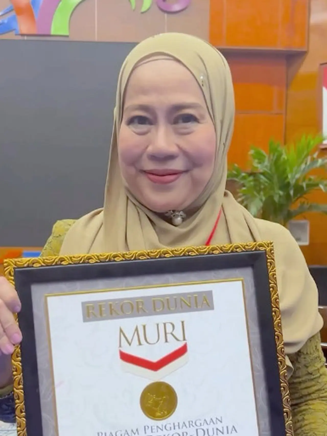 Surya Sahetapy Terima Penghargaan MURI Sebagai Pria Tuli Indonesia ...