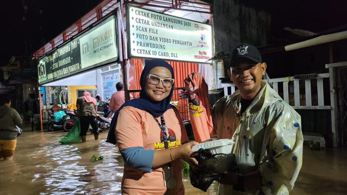 Terabas Banjir Malam-malam, Mak Ganjar Bawa Bungkusan untuk Warga ...