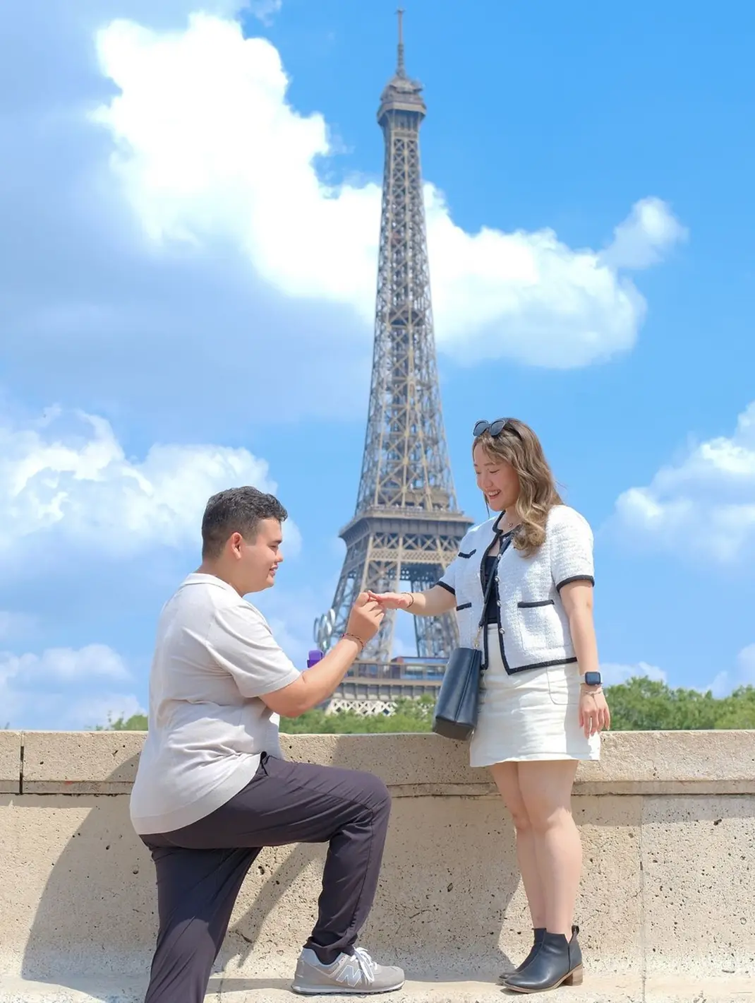 Potret Kakak Sarah Menzel Lamar Kekasih di Paris, Latar Belakang Menara ...