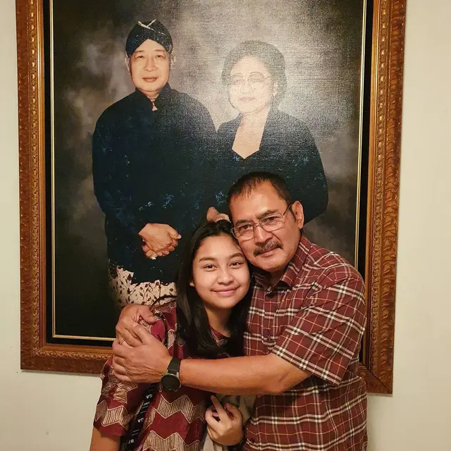 6 Potret Khirani Anak Mayangsari Foto Bareng Kakek dan Nenek, Orang Terpandang - Hot Liputan6.com