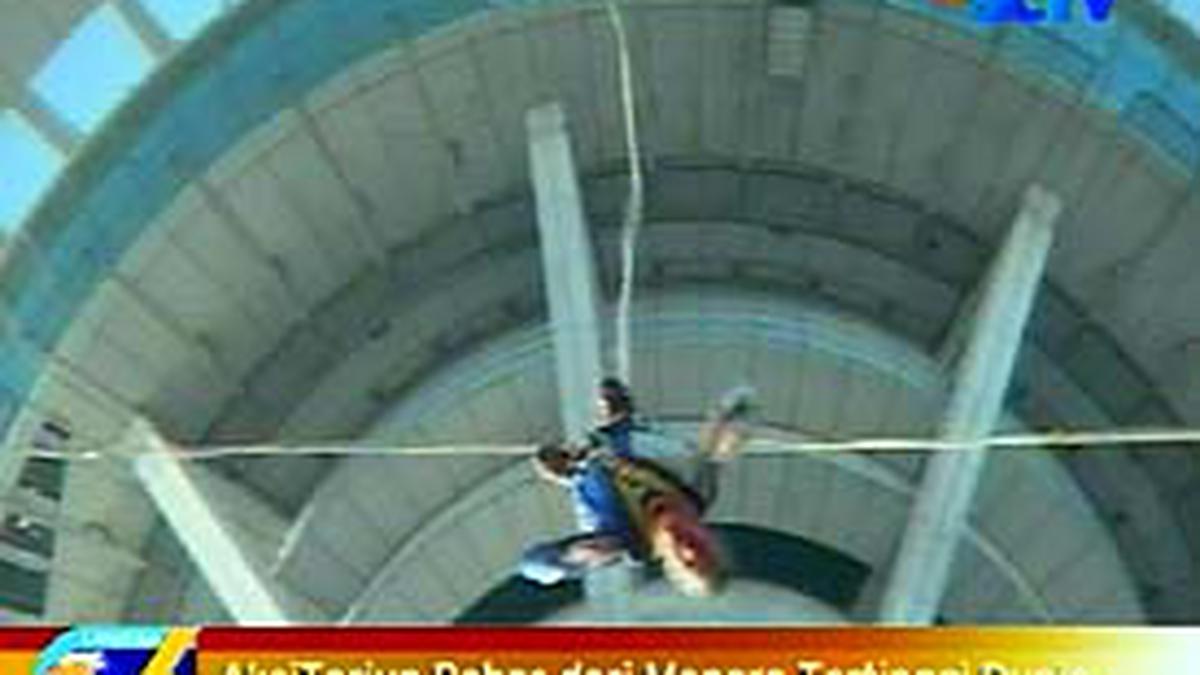 Aksi Terjun Bebas dari Menara Tertinggi Dunia - Global Liputan6.com