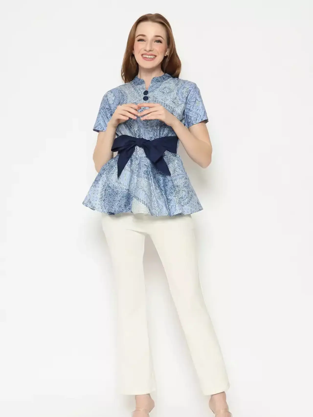 Tetap Elegan, Ini 7 Rekomendasi Atasan Batik Wanita Modern untuk Kantor ...