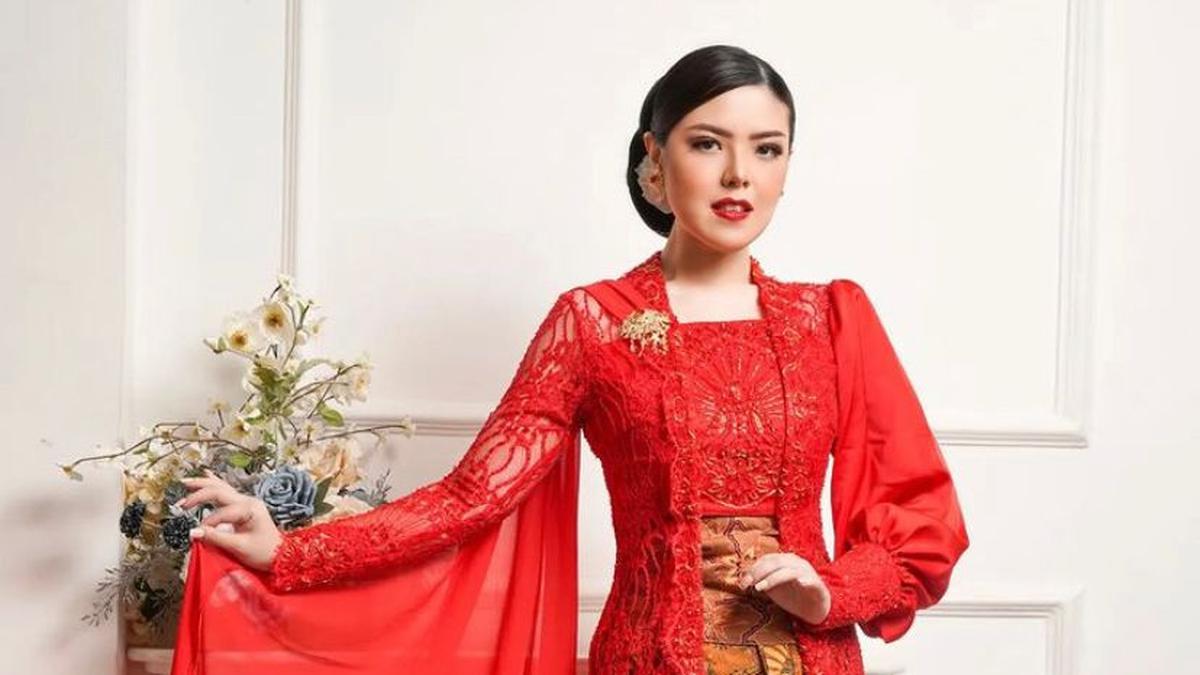 Model Kebaya Lengan Balon yang Cocok Untuk Wisuda, dari Tina Toon ...