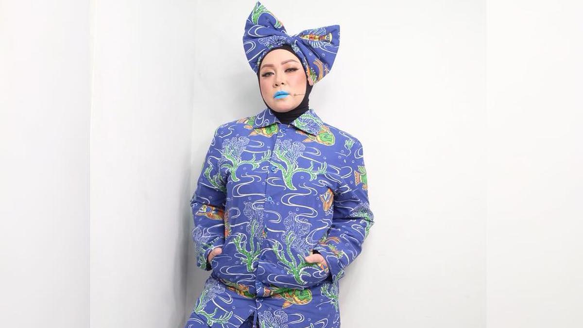 8 Model Hijab Melly Goeslaw yang Unik dan Nyentrik - Photo Fimela.com