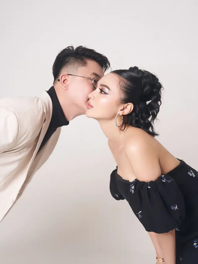 7 Potret Wika Salim dan Max Adam Pacaran Beda Agama, Diduga Prewedding - Hot Liputan6.com