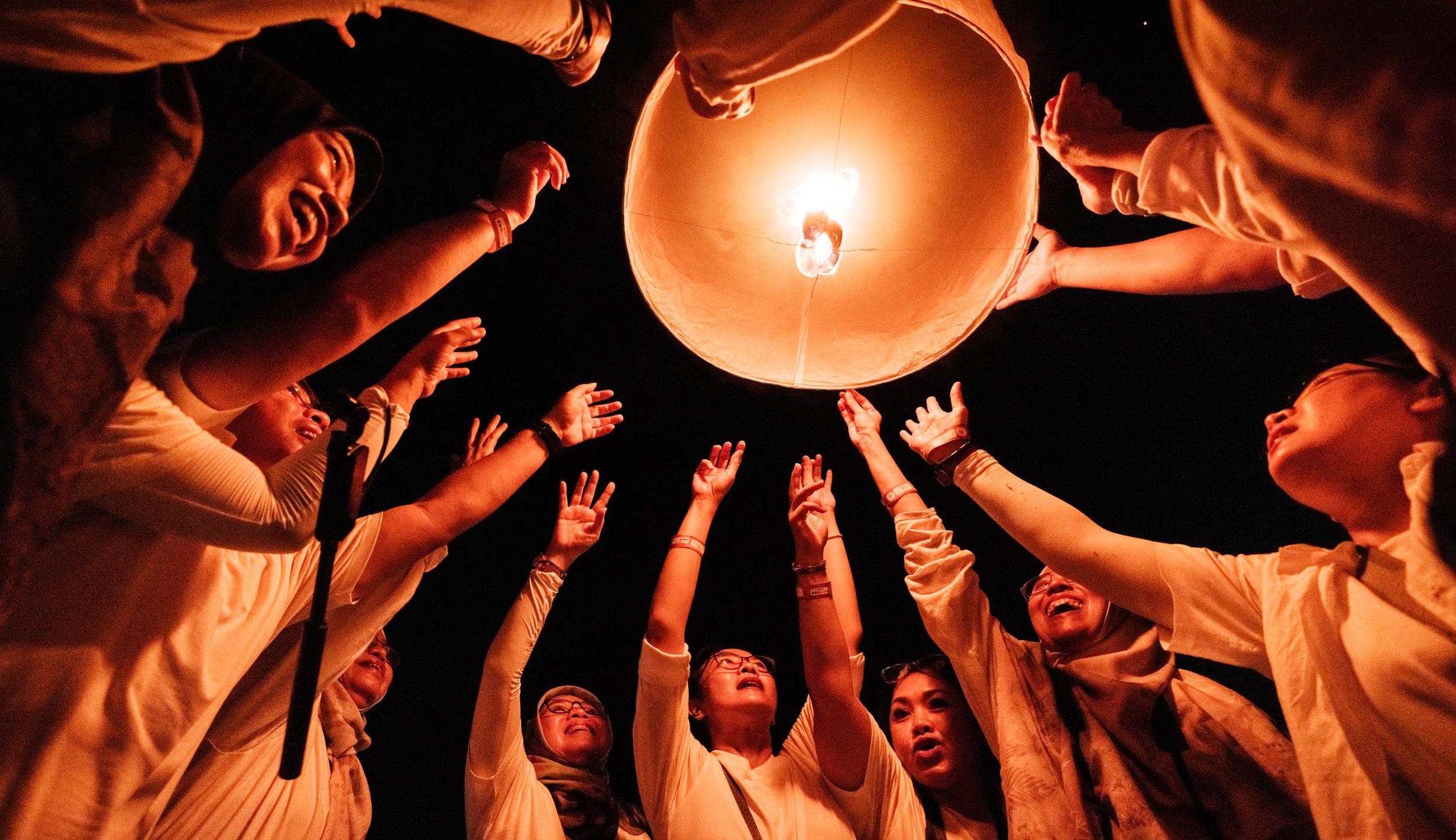 Puncak Waisak 2569 BE/2025, Ribuan Cahaya Lampion Terangi Candi Borobudur