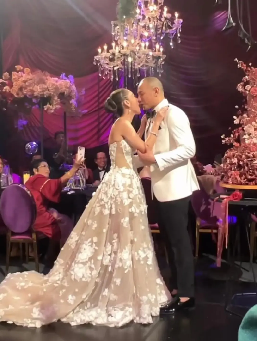 6 Potret Gaun Romantis Penuh Bunga BCL di Malam Resepsi Pernikahan ...