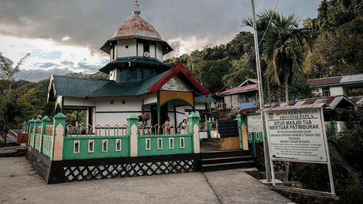 Hikayat Masjid Tertua di Papua, Berarsitektur Unik Perpaduan dengan ...