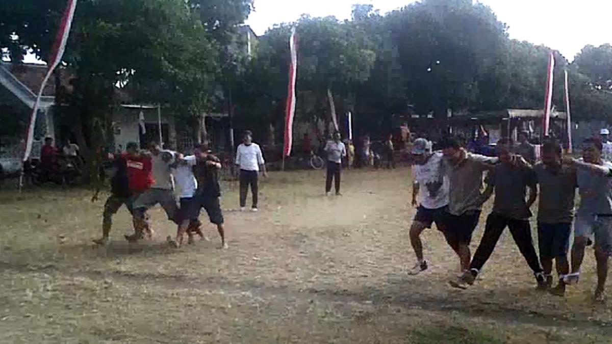 Lomba Lari dengan Kaki Diikat Beregu