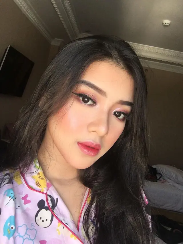 Biasa Tampil Natural, 6 Potret Tiara Idol dengan Makeup Tebal Ini Bikin Pangling - Surabaya ...