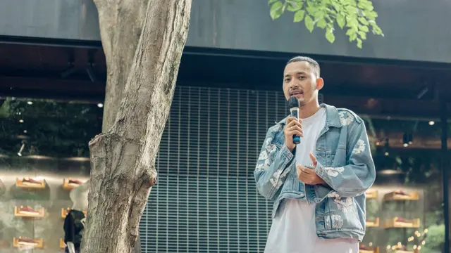 Influencer Aji Handoko Sajikan Koleksi Eksklusif Sneakers Warna ...