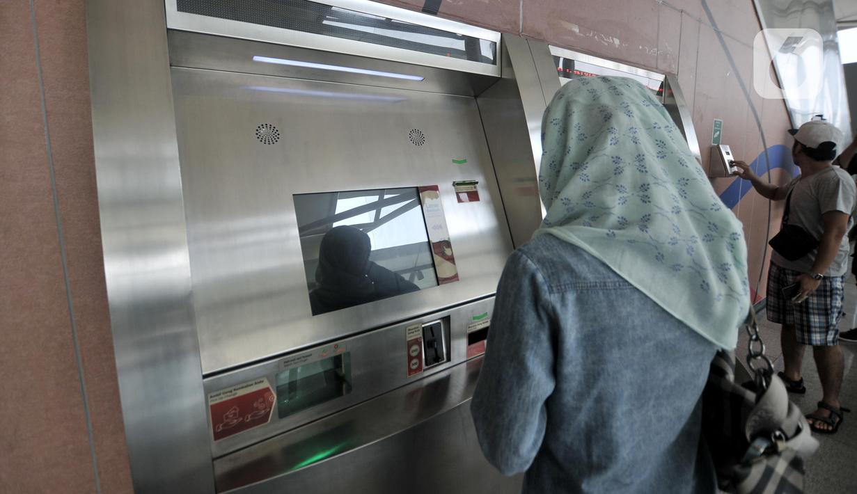 FOTO: Hari Pertama Pengoperasian LRT Secara Komersial - Foto Liputan6.com
