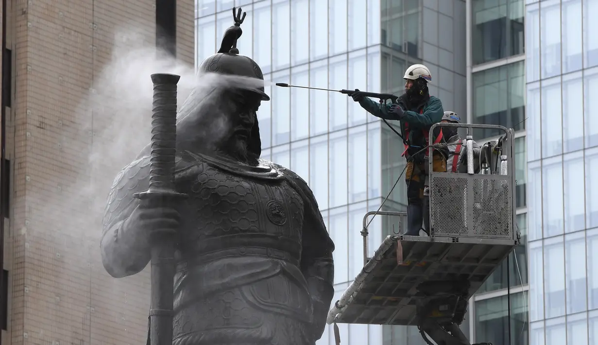 FOTO: Membersihkan Patung Raja Sejong dan Laksamana Yi di Seoul - Foto ...