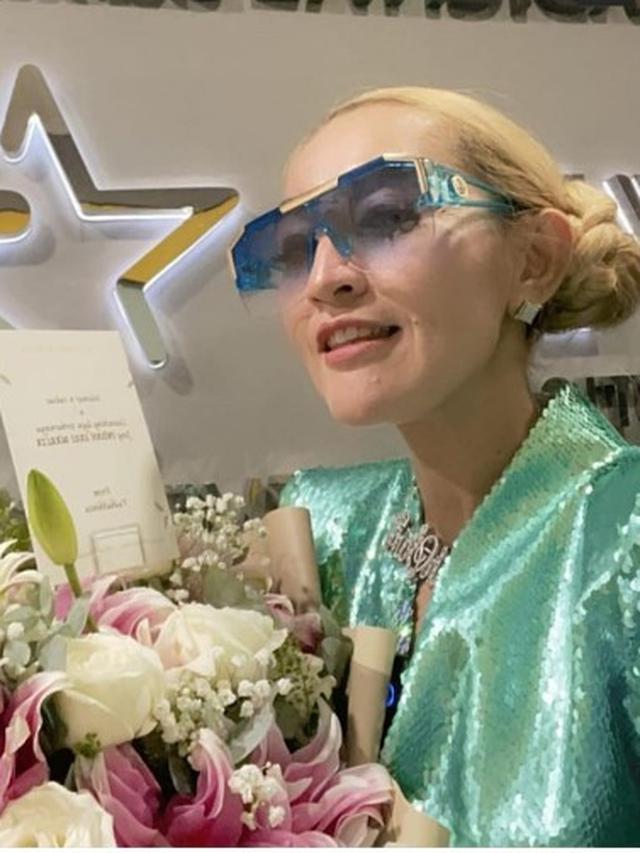 Indah Sari Tampil Seperti Kylie Minogue di Videoklip Lagu Terbarunya ...