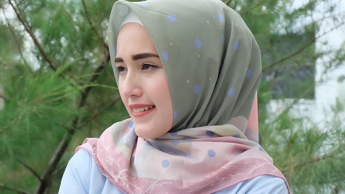 Tutorial Hijab Square Simple dan Cepat Ala Adelia Pasha - Islami ...