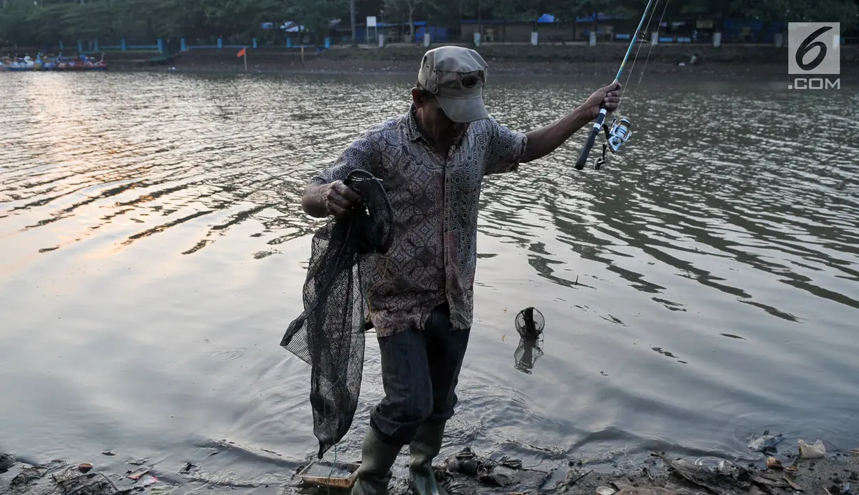 Warga Ngabuburit Sambil Mancing di Setu Babakan - Foto Liputan6.com