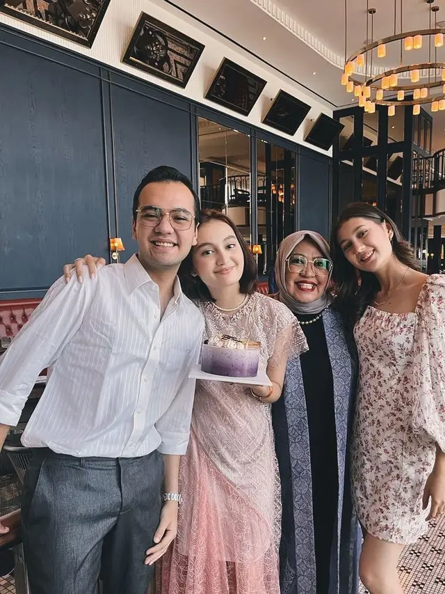 7 Potret Mesra Laura Abbas Jackson dan Sean Ivan Adik Irish Bella - Hot ...