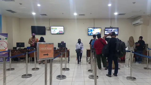 Pantauan Arus Mudik di Terminal Terpadu Pulo Gebang pada H-3 Lebaran Idul Fitri - News Liputan6.com