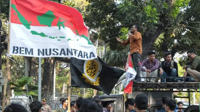 BEM Nusantara Demo Putusan MK soal Batas Usia Capres-Cawapres - News Liputan6.com