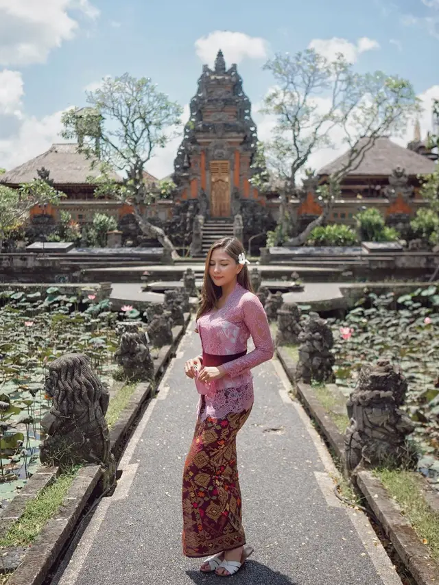 6 Pesona Seleb Indonesia Pakai Adat Kebaya Bali, Makin Anggun - Page 2 ...