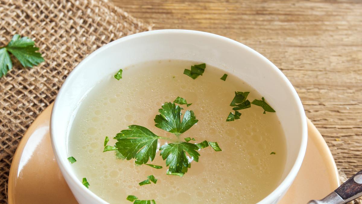 4 Langkah Membuat Kaldu Ayam yang Bening dan Tidak Amis