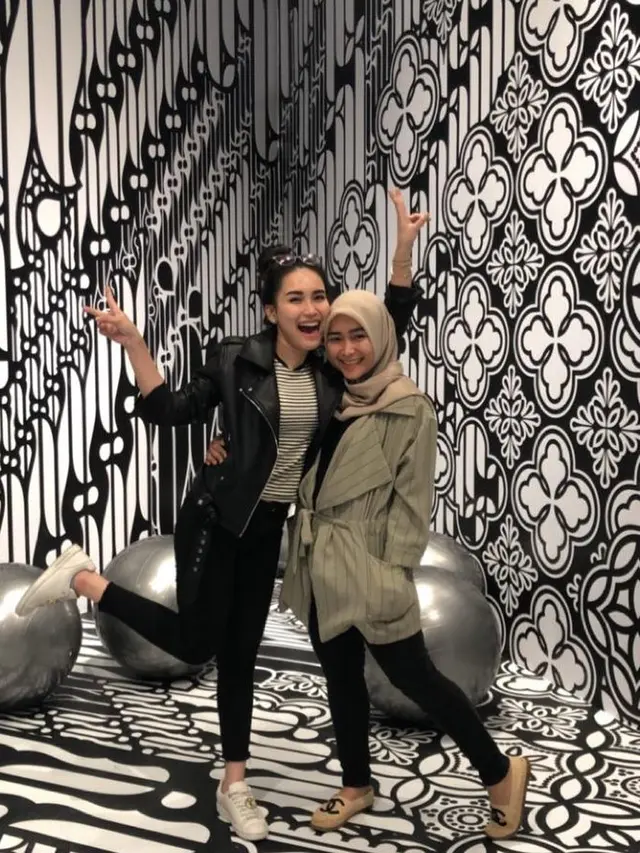 6 Momen Manis Ayu Ting Ting dan Adik Saat Hangout, Selalu Kompak - Hot ...