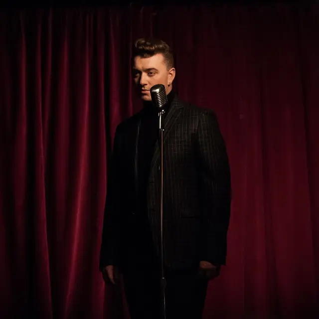 Sam Smith Tampil Nyentrik Saat Manggung di Los Angeles, Pakai Gaun ...