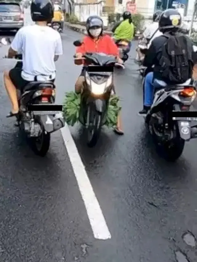 6 Tingkah Nyeleneh Emak-Emak Naik Motor, Bukti Ratu Jalanan - Hot Liputan6.com
