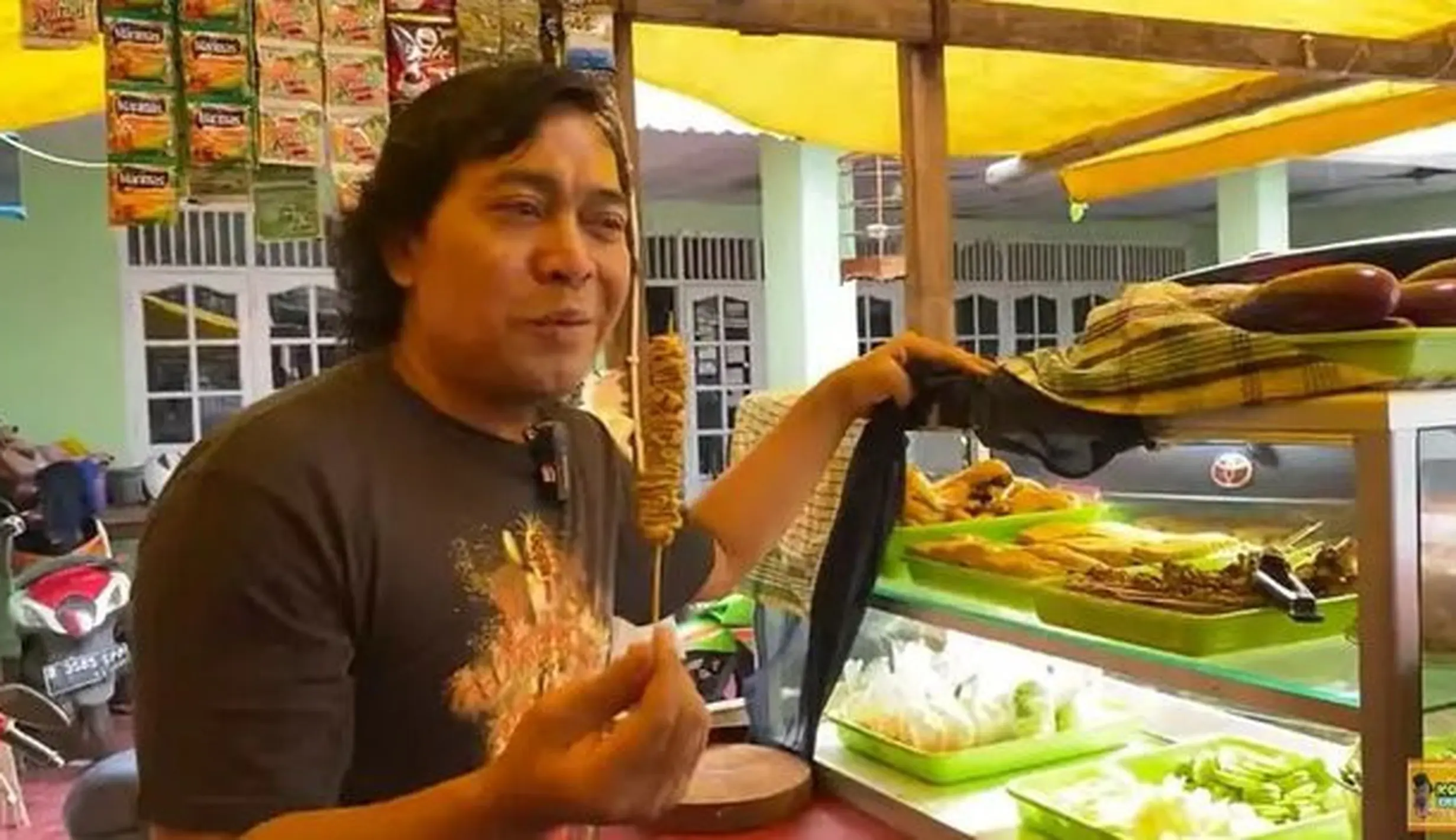 Momen Komedian Adul Bikin Usaha Kuliner dengan Berjualan Pecel Lele - Foto Liputan6.com