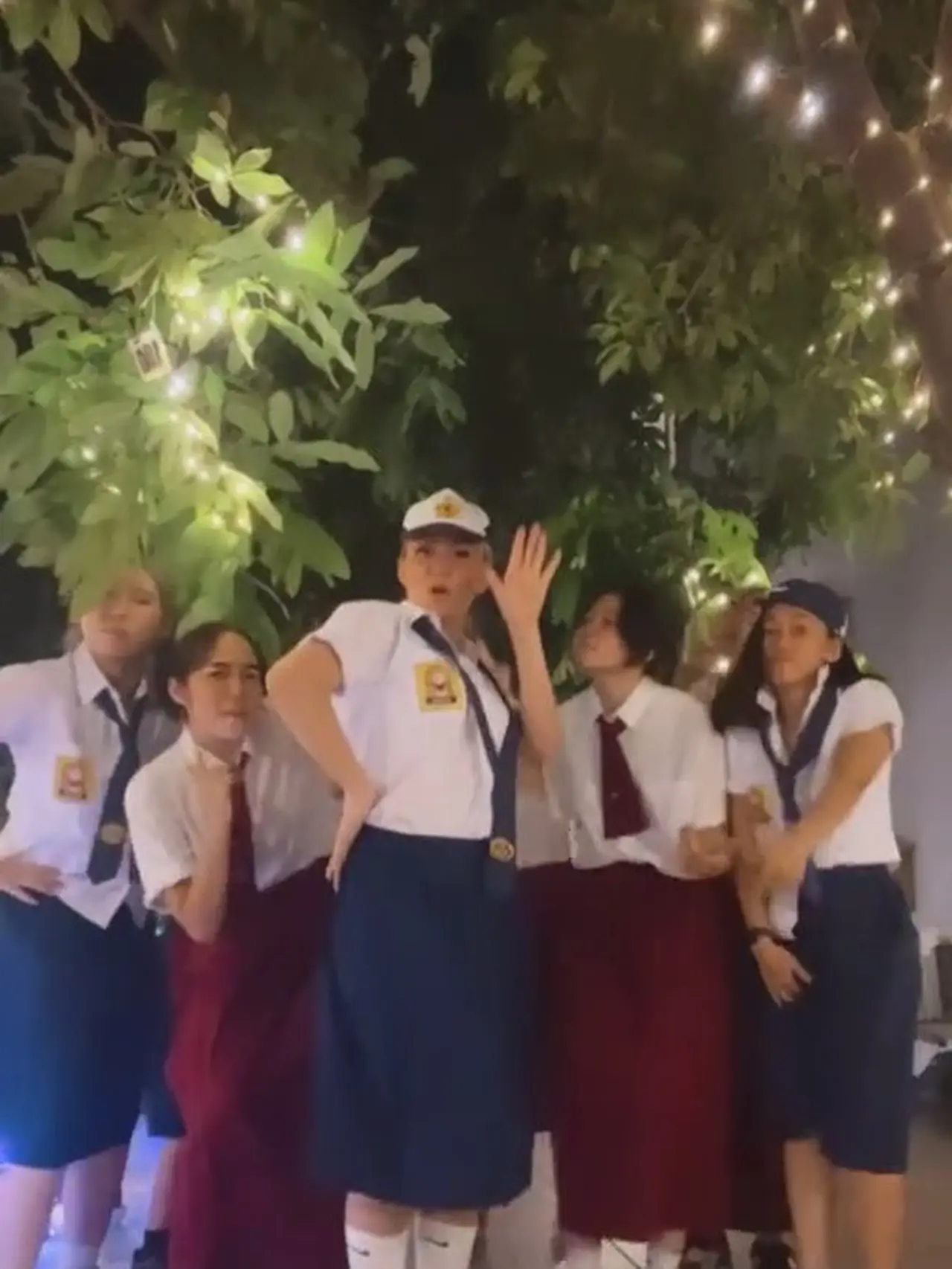 Rayakan Ulang Tahun ke-36, Agnez Mo Tampil Unik ala Anak Sekolahan - Entertainment Fimela.com