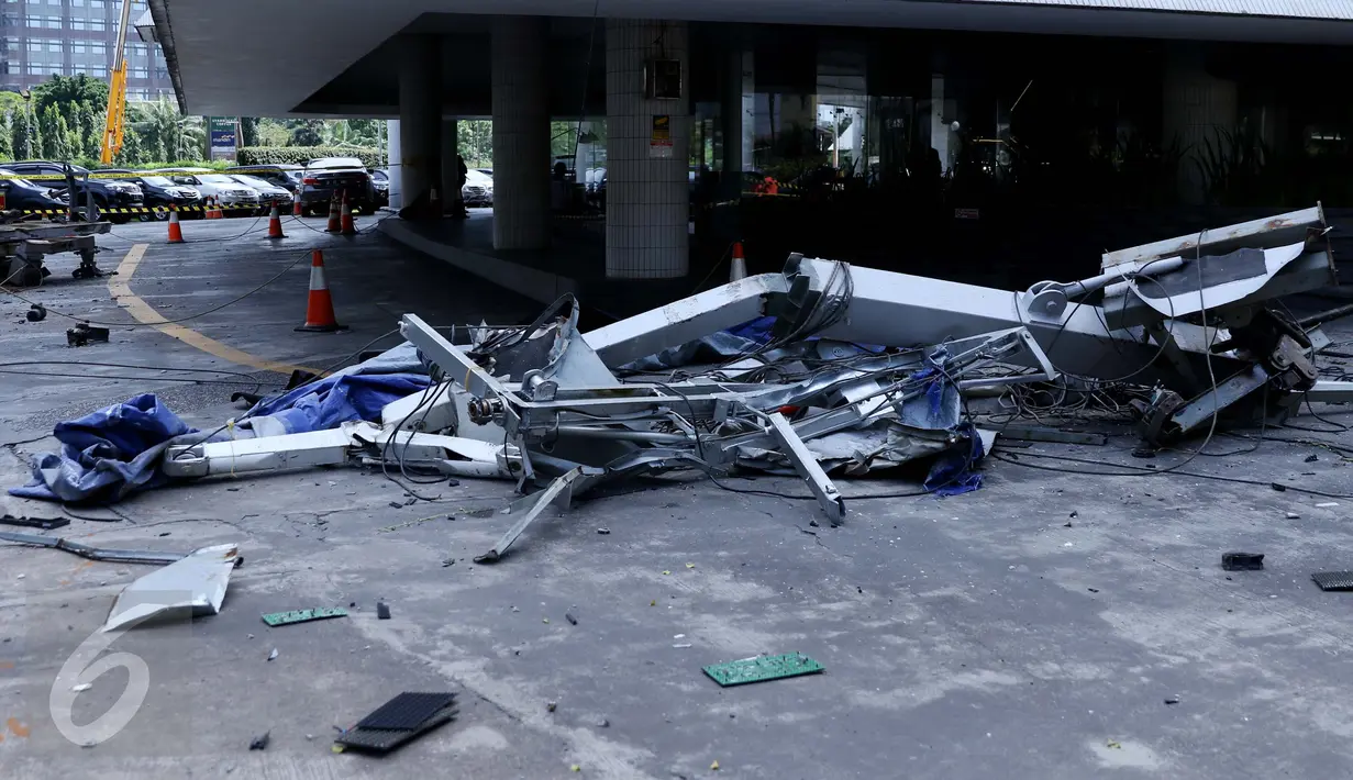 Begini Kondisi Gondola yang Jatuh dari Lantai 23 Gedung Intiland - Foto ...