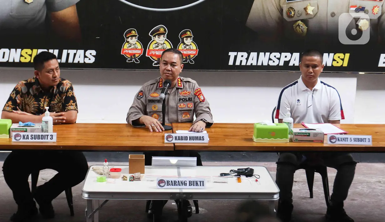 Penampakan Aktor Revaldo Pakai Rompi Tahanan untuk Kali Ketiga - Foto Liputan6.com