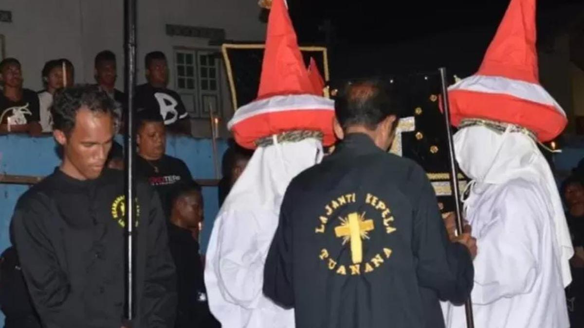 Air Sakral dari Sumur Keramat dan Rahasia Kesumi Pemandi Patung Tuan Ma Larantuka - Regional ...