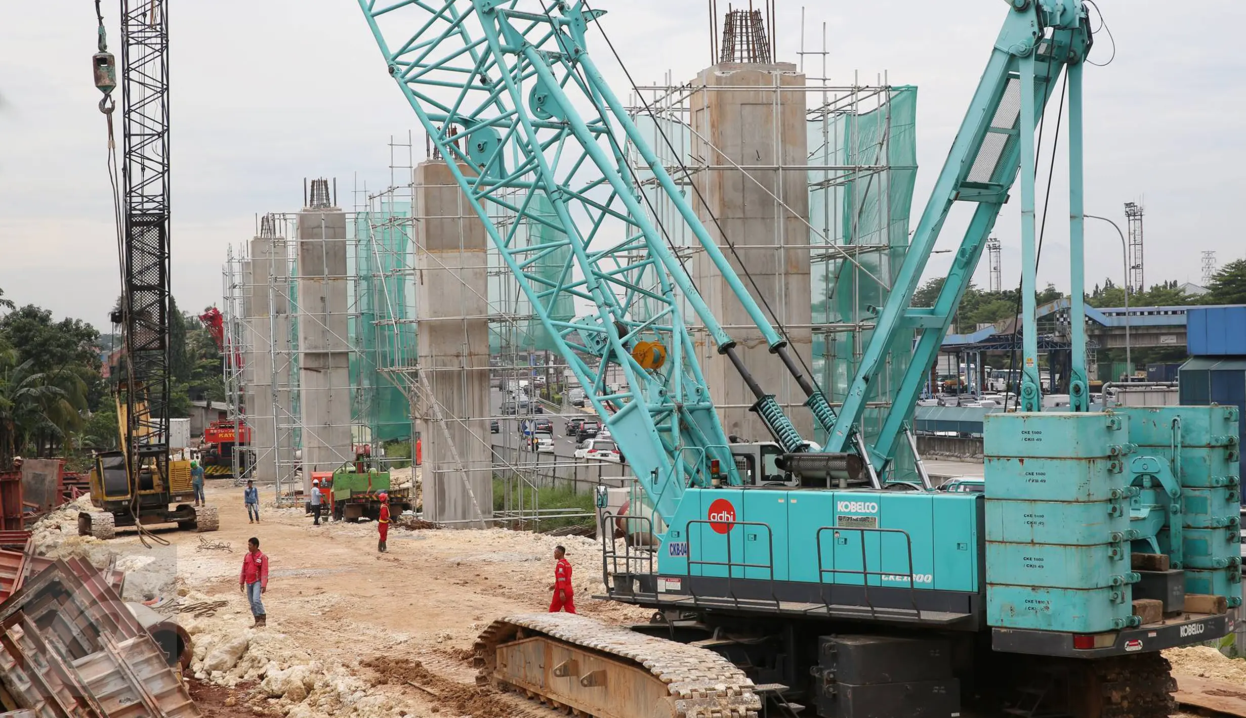Target Rampung 2019, Tiang LRT Mulai Berdiri Kokoh di Jakarta - Foto ...