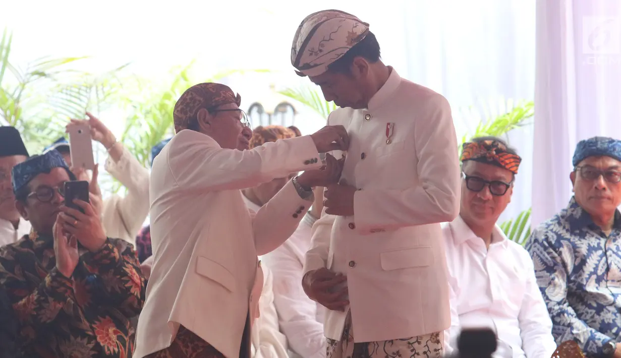 FOTO: Jokowi Dianugerahi Gelar Pinisepuh dari Paguyuban Pasundan - Foto ...