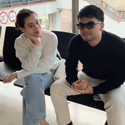 6 Potret Anggunnya Aaliyah Massaid Kenakan Kebaya Baby Blue saat Terima Lamaran Thariq ...