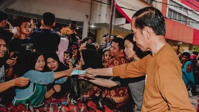 Presiden Jokowi War Takjil di Jambi, Borong 5 Bungkus Kerupuk Kulit ...