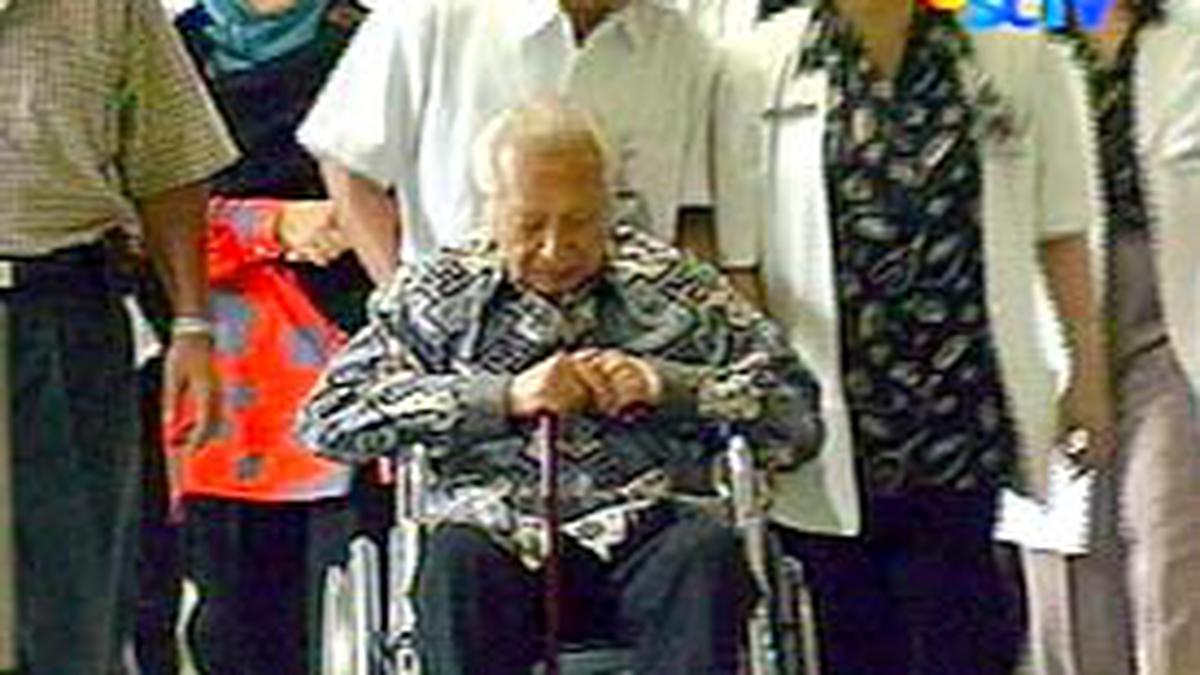 Selang di Lambung Soeharto Dicabut - News Liputan6.com