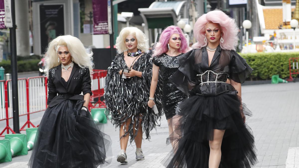 FOTO: Gaya Para LGBT Thailand saat Ikut Demo - Foto Liputan6.com