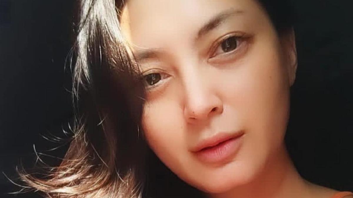 FOTO: 6 Pesona Della Puspita Tanpa Makeup, Awet Muda di Usia 42 Tahun - Foto Liputan6.com