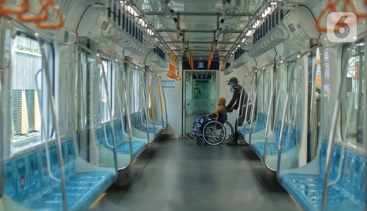 FOTO: Libur Lebaran di Tengah Pandemi, MRT Sepi Penumpang - Foto ...