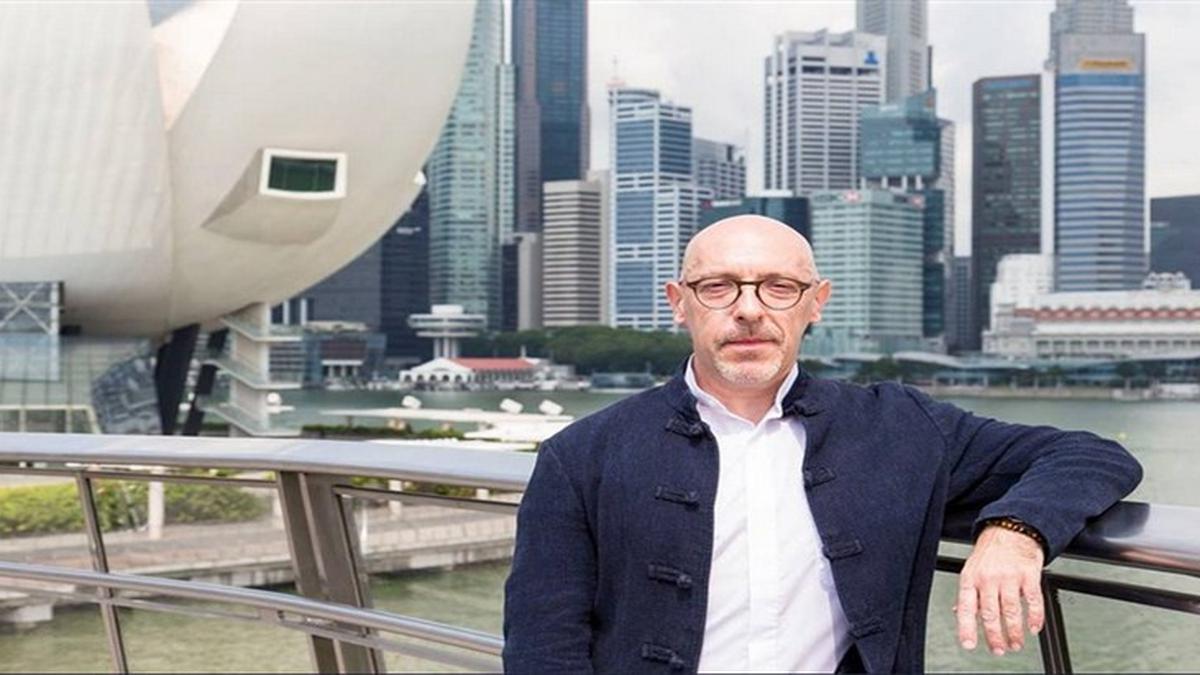 Tak Jadi Seniman, Adrian George Sukses Jadi Kurator Tingkat Dunia ...