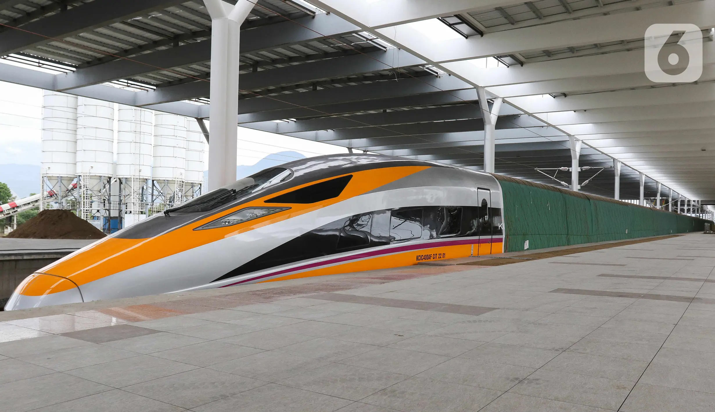 Rangkaian Kereta Cepat Jakarta-Bandung Terparkir di Stasiun Tegalluar ...