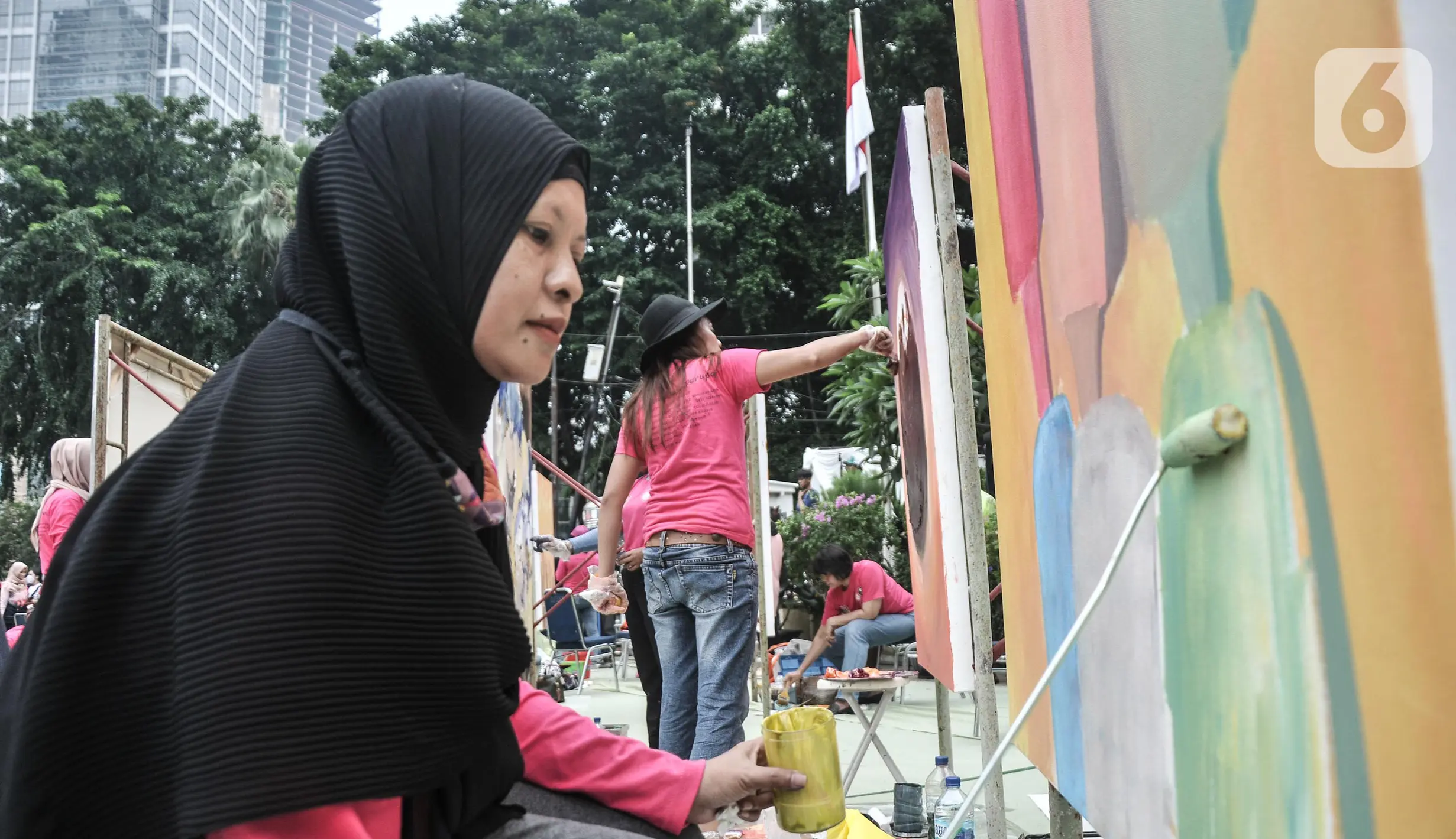 FOTO: 20 Seniman Perempuan Melukis Bersama Peringati Hari Kebangkitan ...