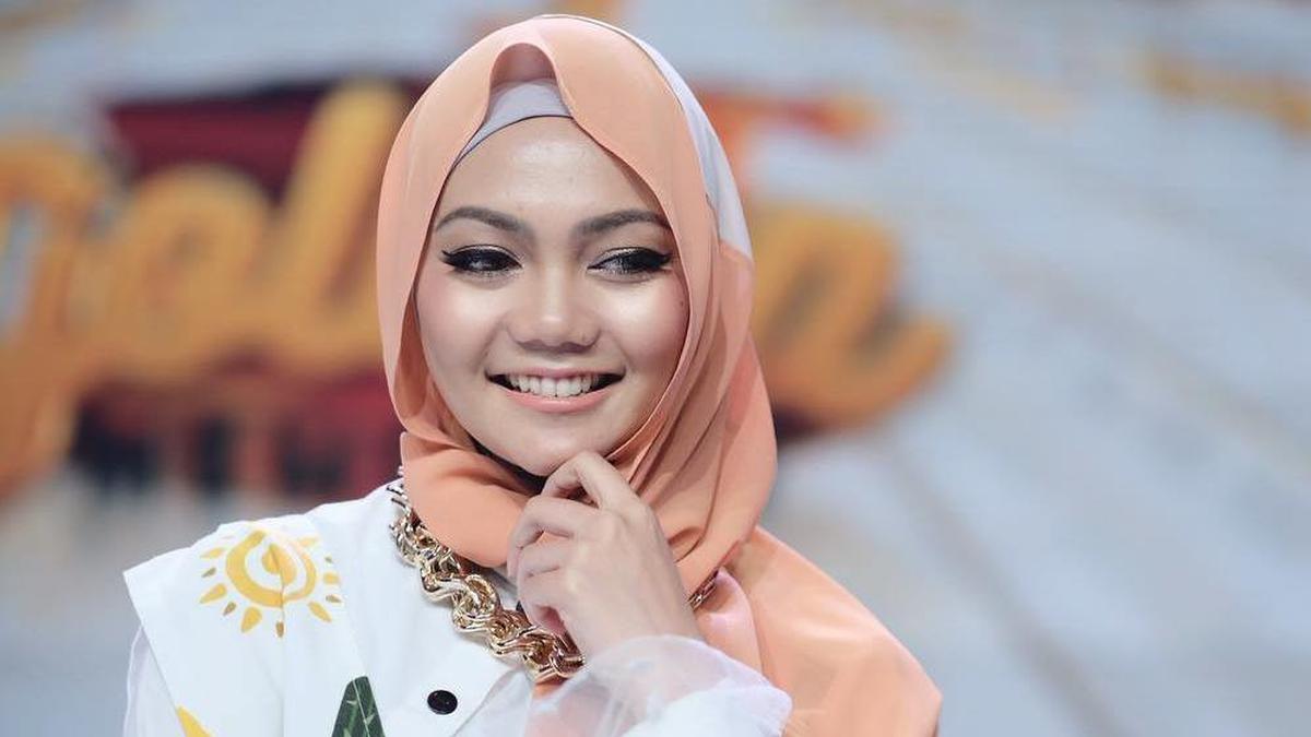 Kilas Balik, Begini Awal Mula Rina Nose Putuskan Berhijab - ShowBiz Liputan6.com