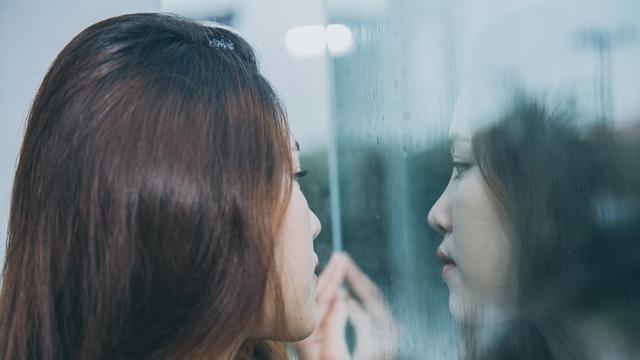 6 Hal yang Sering Dilakukan Orang Insecure, Merasa Dirinya Tak Berharga ...