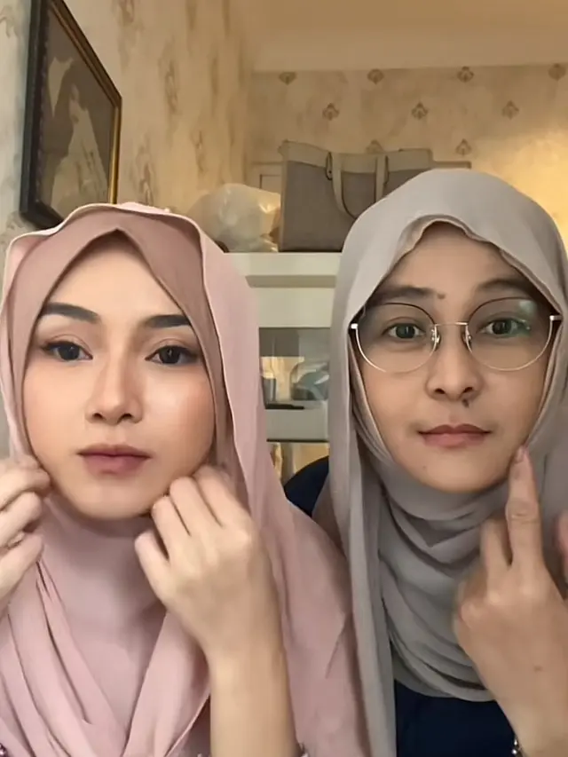 5 Potret Mita dan Dara The Virgin dalam Balutan Hijab, Pancarkan Pesona Anggun Memikat - Hot ...