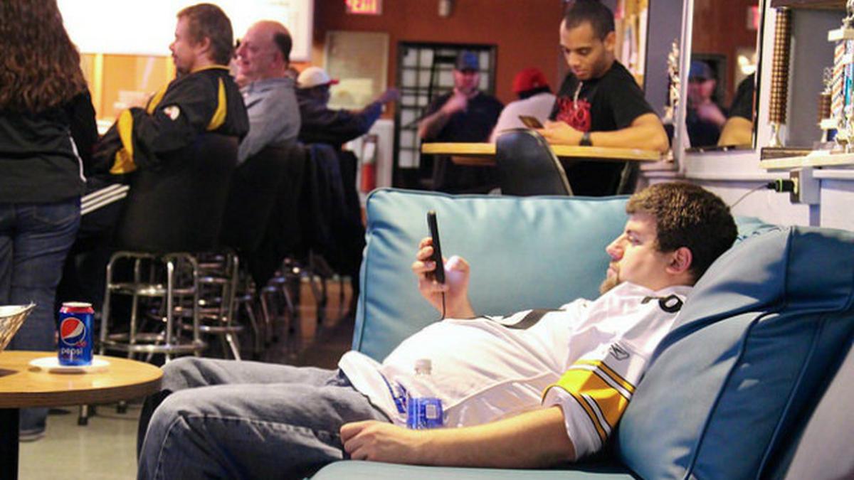 Rebahan Sambil Main HP Jadi Lomba Internasional, Begini Aturannya - Hot ...